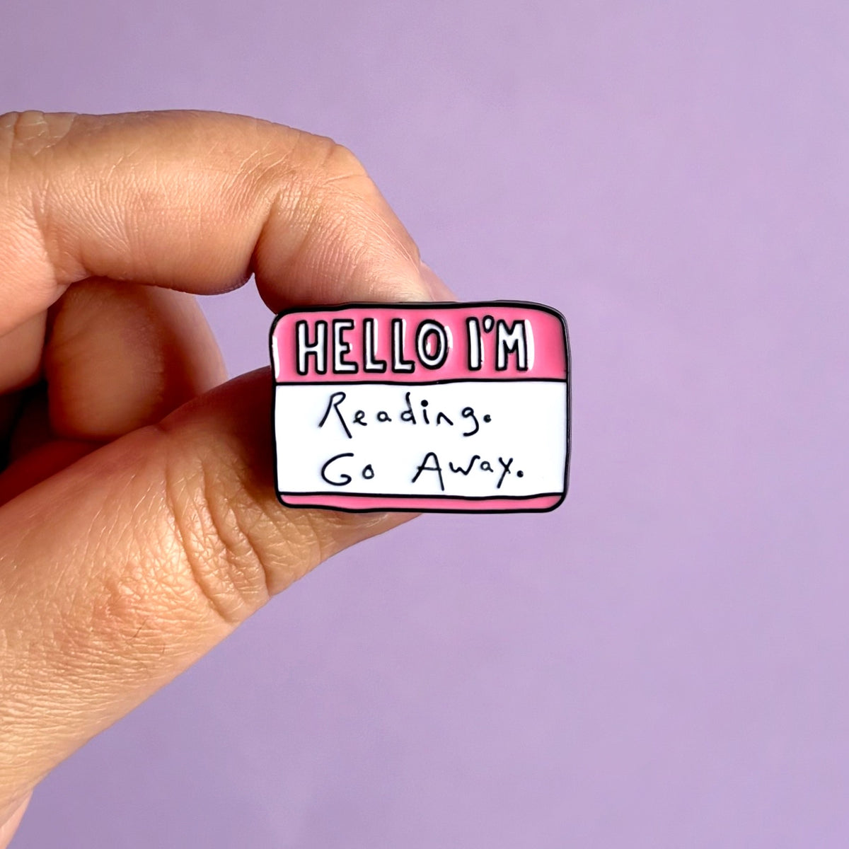 Pin metálico Hello I´m reading. Go away – Playful Corner